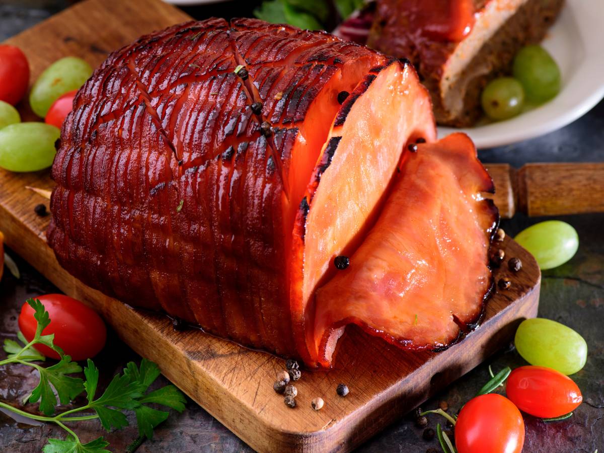 Jak zrobić szynkę w glazurze miodowej? – krok po kroku